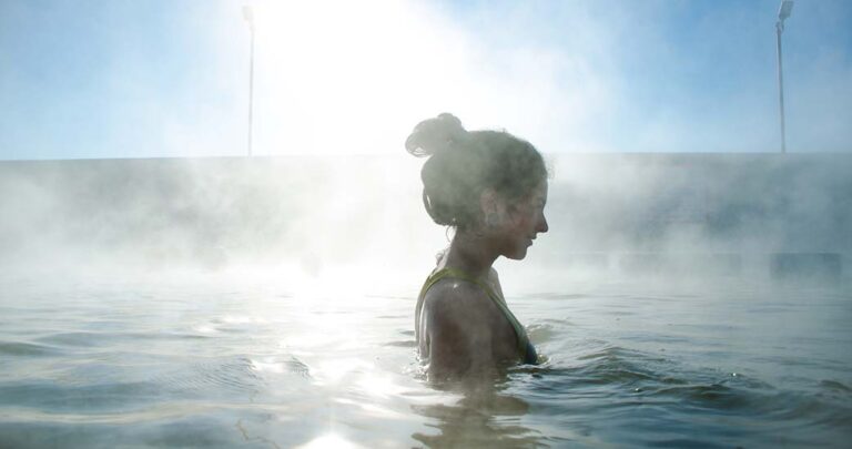 “in hot water” の意味は？「熱いお湯の中」ではない表現 | 英語たいむ